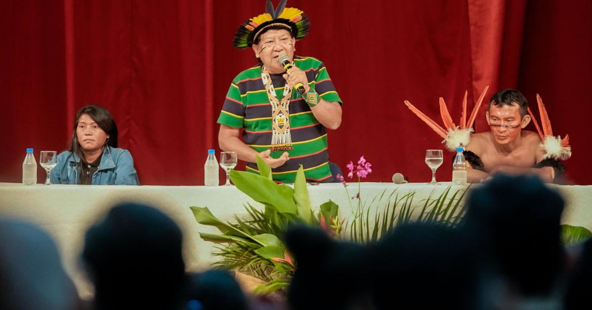 Librolanĉo kunigas Yanomami-aŭtorojn, instruistojn kaj studentojn en ...