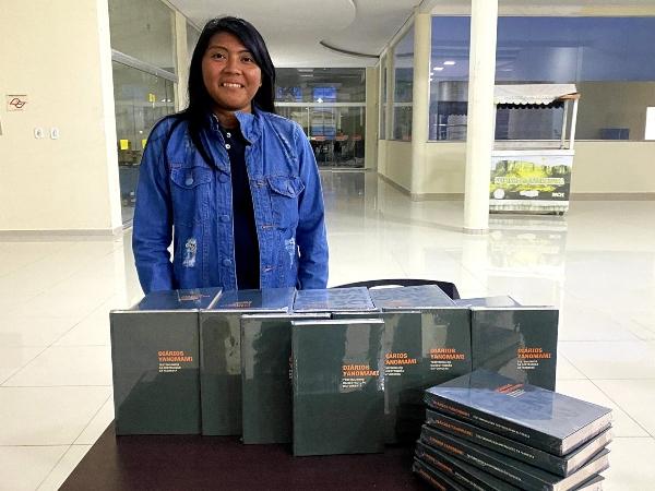 Librolanĉo kunigas Yanomami-aŭtorojn, instruistojn kaj studentojn en ...